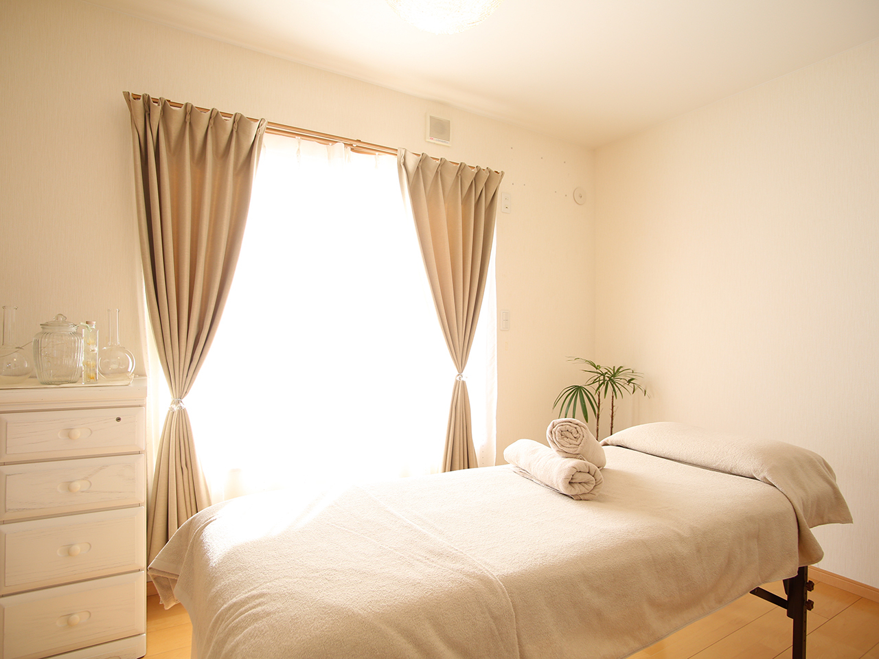 佐伯市でおススメサロン完全個室で人気No.1のセラピー整体&キャビ痩身！