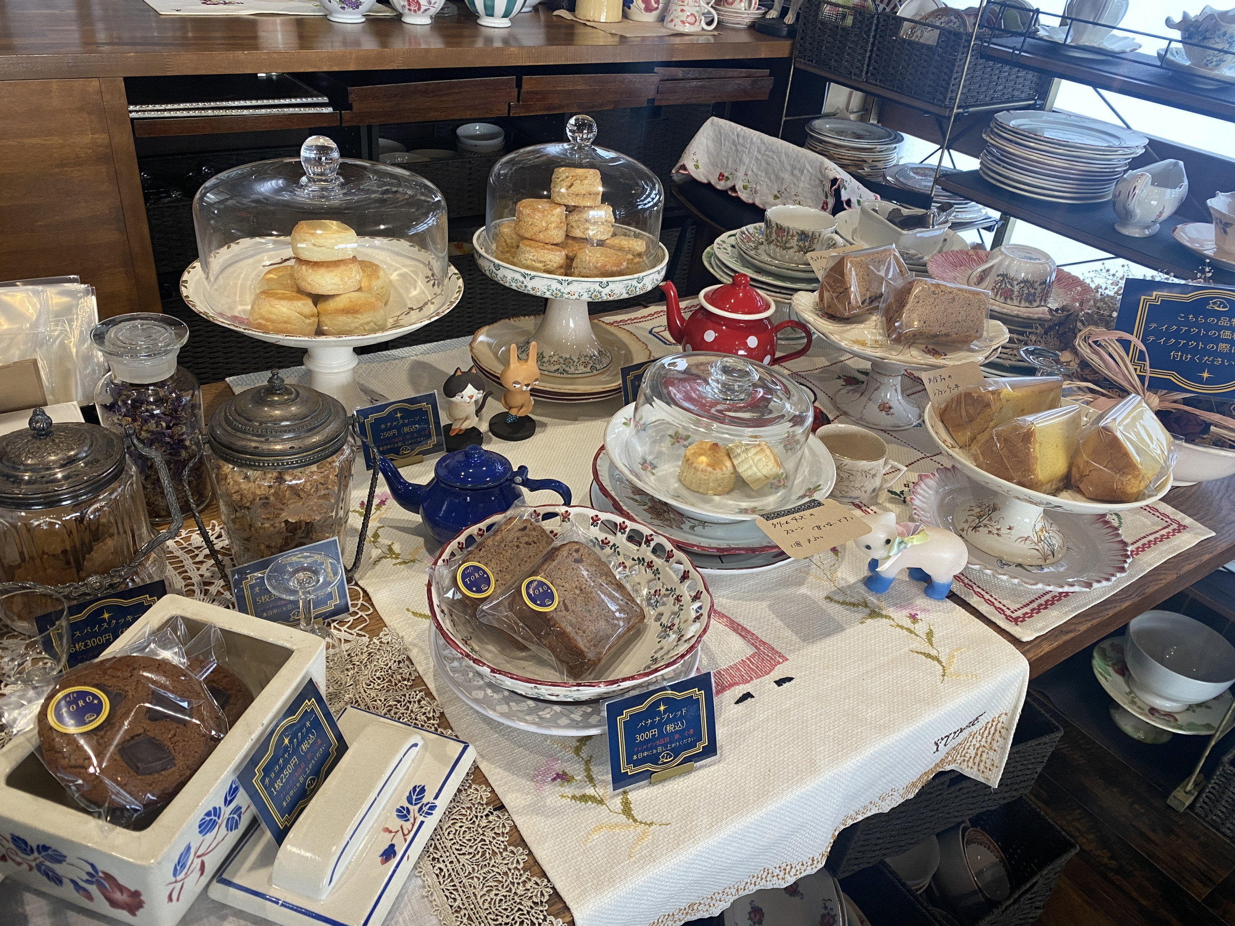 cafe TORO アンティーク食器でアフタヌーンティー